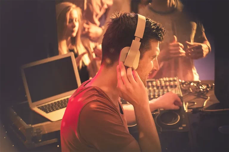 Te decimos Cuanto puede ganar o cobrar un DJ Profesional