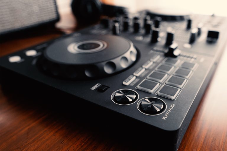 Para qué sirven los botones Cue y Play en un controlador DJ